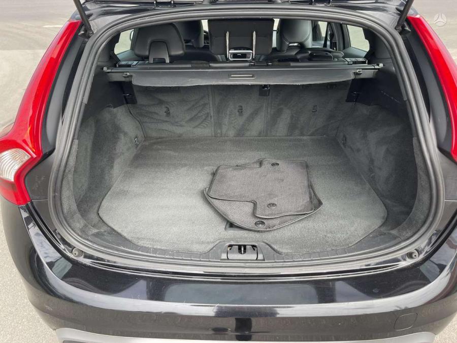 Melns Volvo V60 2014 Kauņa, ar dzinēja tilpumu 1.97 L un nobraukumu 275 tūkst. km par 6450 €, foto 32 vietnē AUTOMOTO.COM.LV