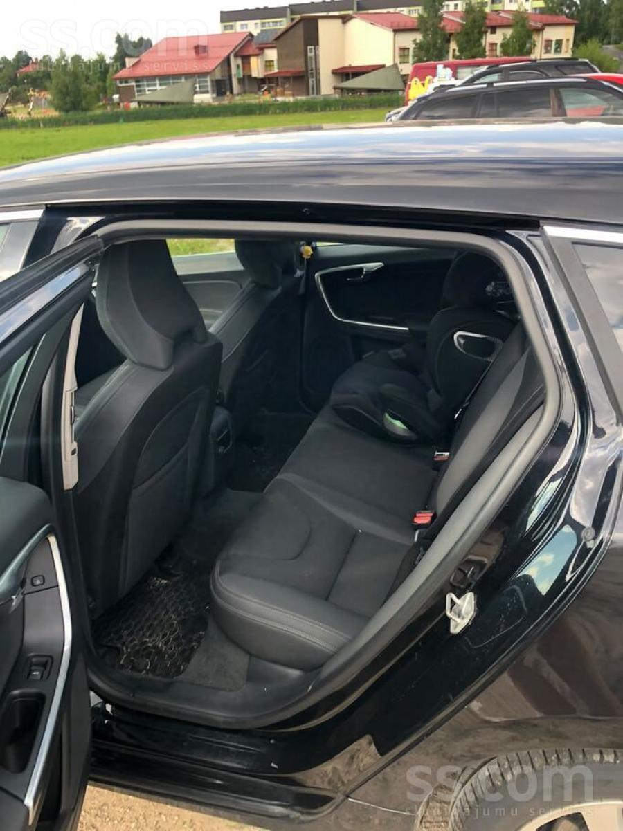 Black Volvo V60 2014 in Cesis, with an engine capacity of 2.00 L and mileage of 252 thousand km for 3000 €, photo 7 on AUTOMOTO.COM.LV