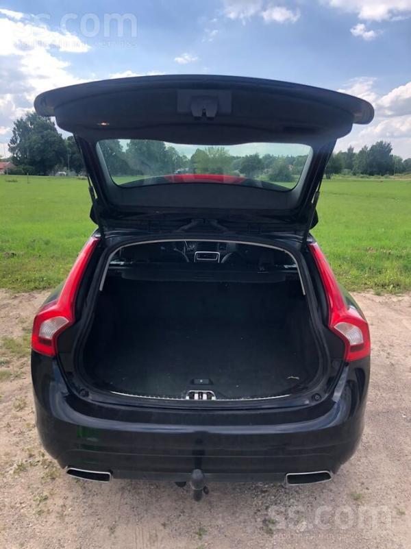 Melns Volvo V60 2014 Cēsis, ar dzinēja tilpumu 2.00 L un nobraukumu 252 tūkst. km par 3000 €, foto 8 vietnē AUTOMOTO.COM.LV