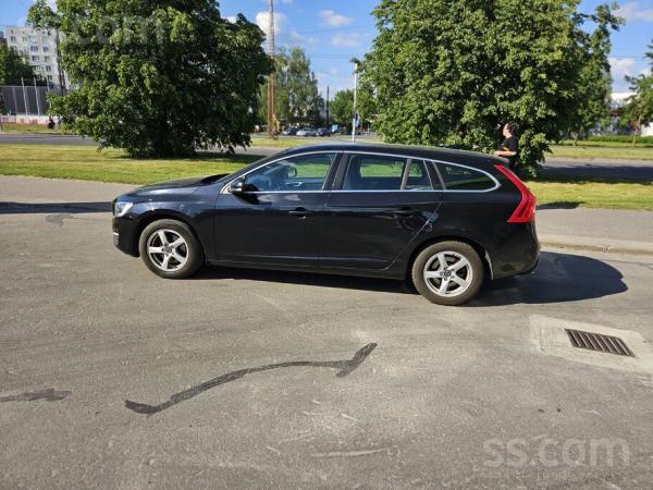 Melns Volvo V60 2014 Rīga, ar dzinēja tilpumu 2.00 L un nobraukumu 269 tūkst. km par 7700 €, foto 6 vietnē AUTOMOTO.COM.LV