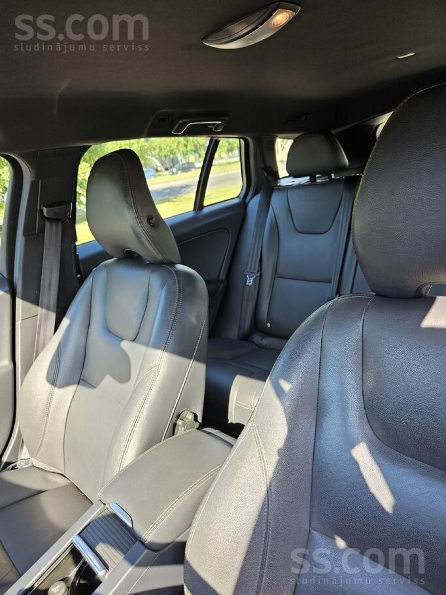 Melns Volvo V60 2014 Rīga, ar dzinēja tilpumu 2.00 L un nobraukumu 269 tūkst. km par 7700 €, foto 8 vietnē AUTOMOTO.COM.LV