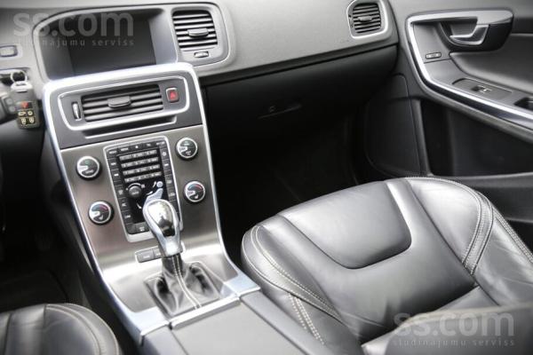 Melns Volvo V60 2014 Rīga, ar dzinēja tilpumu 2.40 L un nobraukumu 334 tūkst. km par 7495 €, foto 8 vietnē AUTOMOTO.COM.LV
