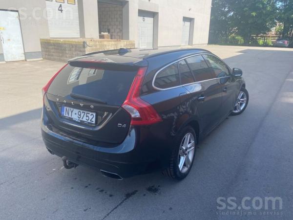 Melns Volvo V60 2014 Rīga, ar dzinēja tilpumu 2.00 L un nobraukumu 260 tūkst. km par 5400 €, foto 2 vietnē AUTOMOTO.COM.LV