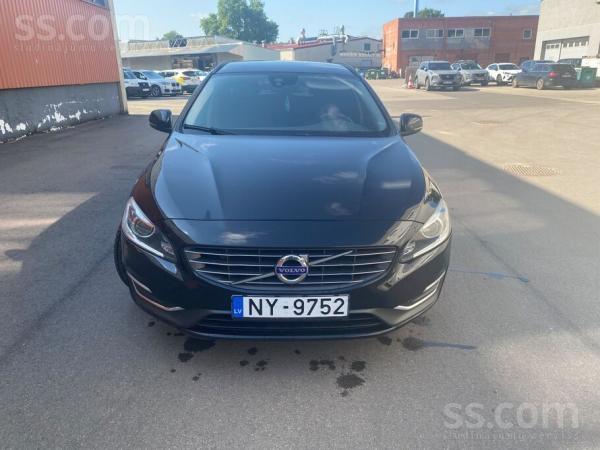 Melns Volvo V60 2014 Rīga, ar dzinēja tilpumu 2.00 L un nobraukumu 260 tūkst. km par 5400 €, foto 3 vietnē AUTOMOTO.COM.LV