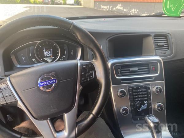 Melns Volvo V60 2014 Rīga, ar dzinēja tilpumu 2.00 L un nobraukumu 260 tūkst. km par 5400 €, foto 4 vietnē AUTOMOTO.COM.LV
