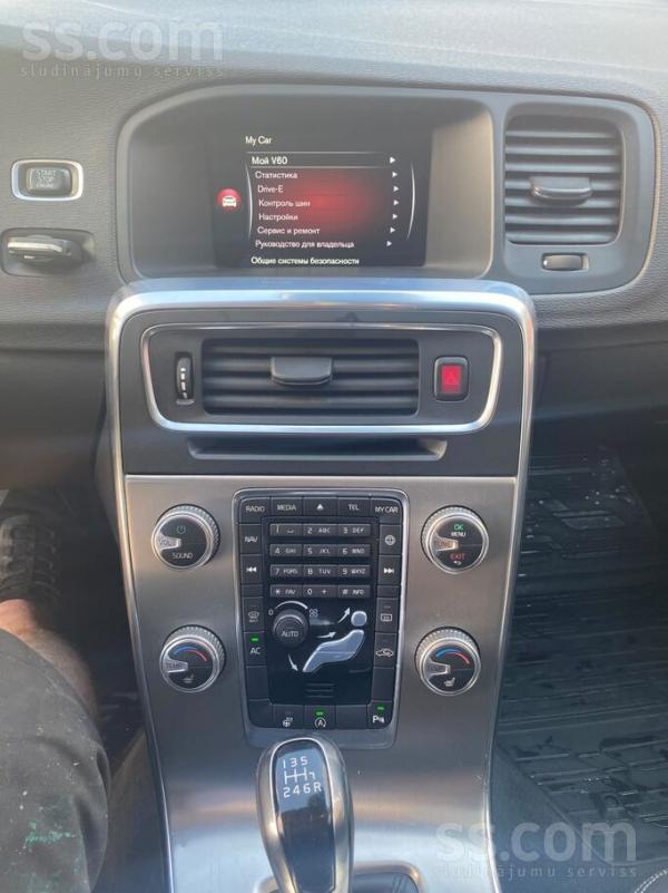 Melns Volvo V60 2014 Rīga, ar dzinēja tilpumu 2.00 L un nobraukumu 260 tūkst. km par 5400 €, foto 5 vietnē AUTOMOTO.COM.LV