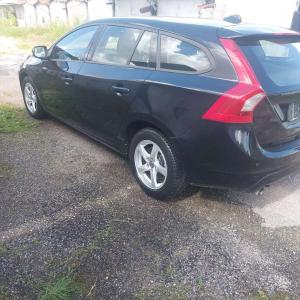 Melns Volvo V60 2014 Panevēža, ar dzinēja tilpumu 1.56 L un nobraukumu 299 tūkst. km par 2400 €, foto 4 vietnē AUTOMOTO.COM.LV