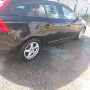 Melns Volvo V60 2014 Panevēža, ar dzinēja tilpumu 1.56 L un nobraukumu 299 tūkst. km par 2400 €, foto 5 vietnē AUTOMOTO.COM.LV