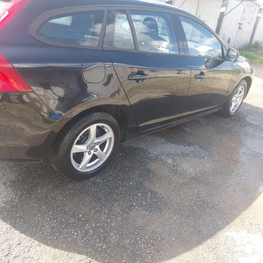 Melns Volvo V60 2014 Panevēža, ar dzinēja tilpumu 1.56 L un nobraukumu 299 tūkst. km par 2400 €, foto 5 vietnē AUTOMOTO.COM.LV