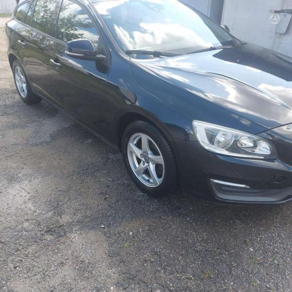 Melns Volvo V60 2014 Panevēža, ar dzinēja tilpumu 1.56 L un nobraukumu 299 tūkst. km par 2400 €, foto 5 vietnē AUTOMOTO.COM.LV