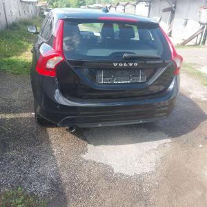 Melns Volvo V60 2014 Panevēža, ar dzinēja tilpumu 1.56 L un nobraukumu 299 tūkst. km par 2400 €, foto 7 vietnē AUTOMOTO.COM.LV