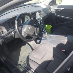 Melns Volvo V60 2014 Panevēža, ar dzinēja tilpumu 1.56 L un nobraukumu 299 tūkst. km par 2400 €, foto 8 vietnē AUTOMOTO.COM.LV