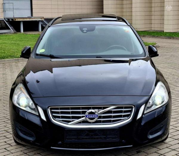 Melns Volvo V60 2014 Alīta, ar dzinēja tilpumu 1.98 L un nobraukumu 248 tūkst. km par 5250 €, foto 1 vietnē AUTOMOTO.COM.LV