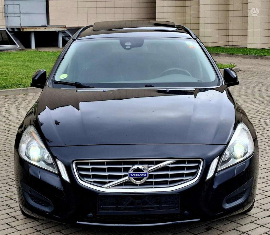 Black Volvo V60 2014 in Alytus, with an engine capacity of 1.98 L and mileage of 248 thousand km for 5250 €, photo 1 on AUTOMOTO.COM.LV