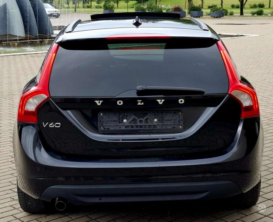 Black Volvo V60 2014 in Alytus, with an engine capacity of 1.98 L and mileage of 248 thousand km for 5250 €, photo 3 on AUTOMOTO.COM.LV