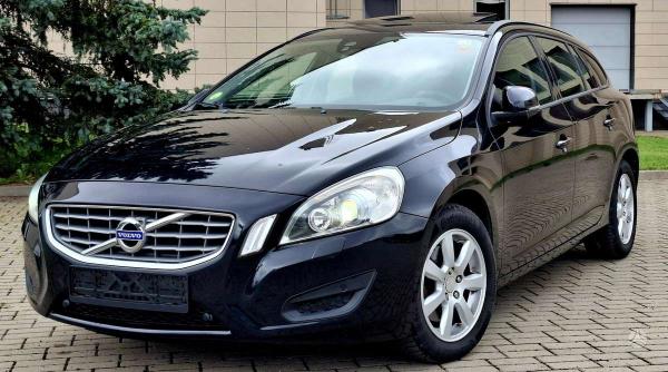 Melns Volvo V60 2014 Alīta, ar dzinēja tilpumu 1.98 L un nobraukumu 248 tūkst. km par 5250 €, foto 3 vietnē AUTOMOTO.COM.LV