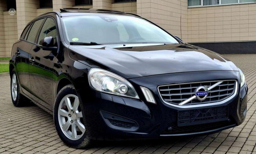 Black Volvo V60 2014 in Alytus, with an engine capacity of 1.98 L and mileage of 248 thousand km for 5250 €, photo 5 on AUTOMOTO.COM.LV