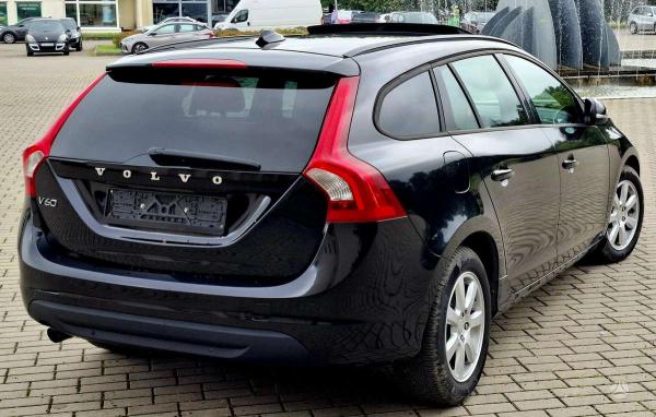 Melns Volvo V60 2014 Alīta, ar dzinēja tilpumu 1.98 L un nobraukumu 248 tūkst. km par 5250 €, foto 7 vietnē AUTOMOTO.COM.LV