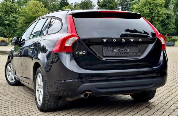 Melns Volvo V60 2014 Alīta, ar dzinēja tilpumu 1.98 L un nobraukumu 248 tūkst. km par 5250 €, foto 8 vietnē AUTOMOTO.COM.LV