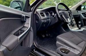 Black Volvo V60 2014 in Alytus, with an engine capacity of 1.98 L and mileage of 248 thousand km for 5250 €, photo 11 on AUTOMOTO.COM.LV