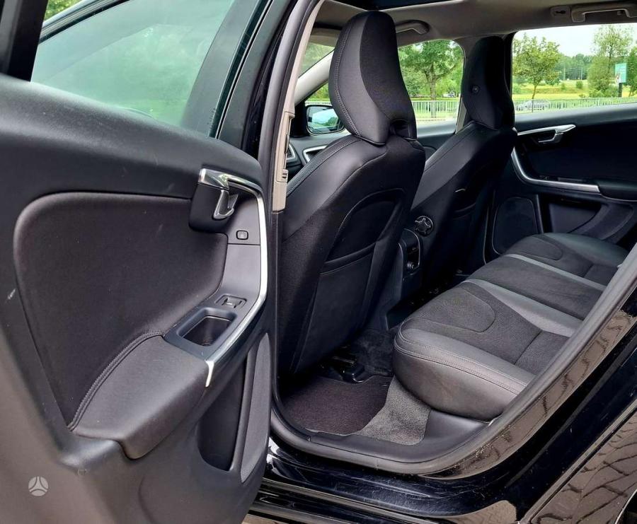 Black Volvo V60 2014 in Alytus, with an engine capacity of 1.98 L and mileage of 248 thousand km for 5250 €, photo 12 on AUTOMOTO.COM.LV