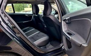 Black Volvo V60 2014 in Alytus, with an engine capacity of 1.98 L and mileage of 248 thousand km for 5250 €, photo 13 on AUTOMOTO.COM.LV