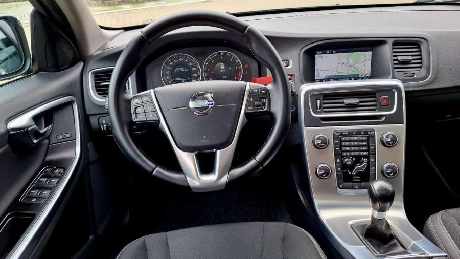 Black Volvo V60 2014 in Alytus, with an engine capacity of 1.98 L and mileage of 248 thousand km for 5250 €, photo 16 on AUTOMOTO.COM.LV