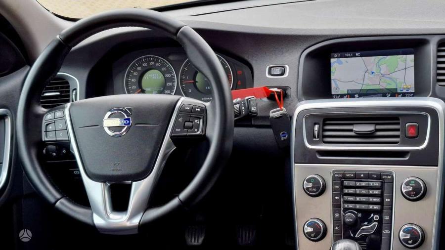 Black Volvo V60 2014 in Alytus, with an engine capacity of 1.98 L and mileage of 248 thousand km for 5250 €, photo 23 on AUTOMOTO.COM.LV