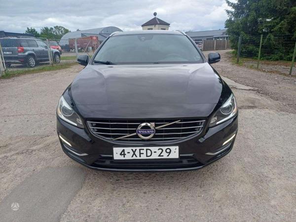 Black Volvo V60 2014 in Utena, with an engine capacity of 2.40 L and mileage of 187 thousand km for 7700 €, photo 4 on AUTOMOTO.COM.LV