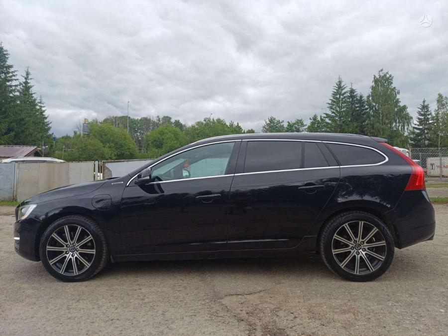 Melns Volvo V60 2014 Utena, ar dzinēja tilpumu 2.40 L un nobraukumu 187 tūkst. km par 7700 €, foto 6 vietnē AUTOMOTO.COM.LV