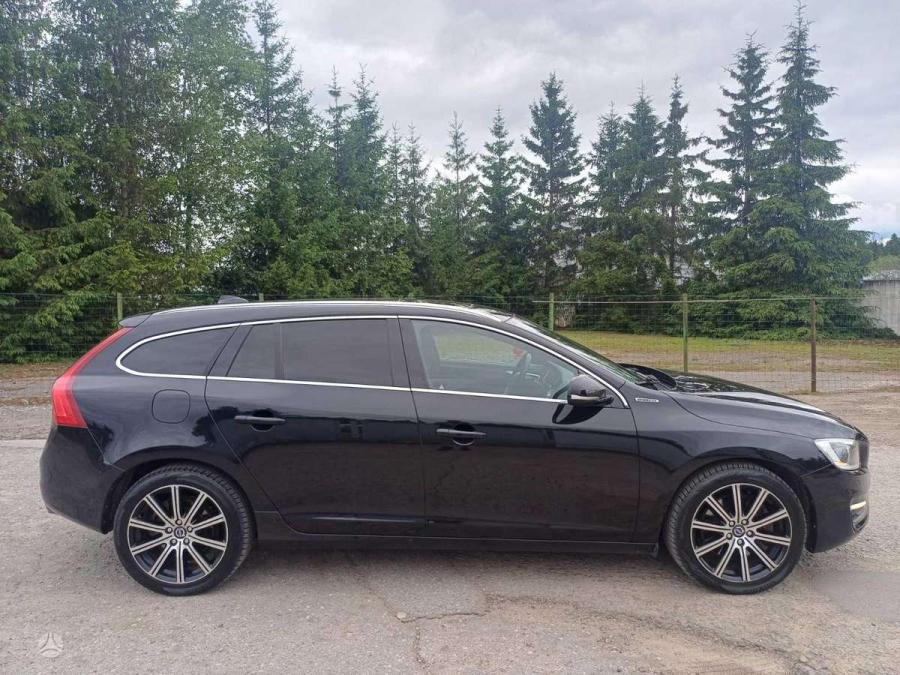 Melns Volvo V60 2014 Utena, ar dzinēja tilpumu 2.40 L un nobraukumu 187 tūkst. km par 7700 €, foto 7 vietnē AUTOMOTO.COM.LV