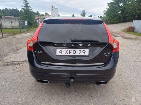 Black Volvo V60 2014 in Utena, with an engine capacity of 2.40 L and mileage of 187 thousand km for 7700 €, photo 9 on AUTOMOTO.COM.LV