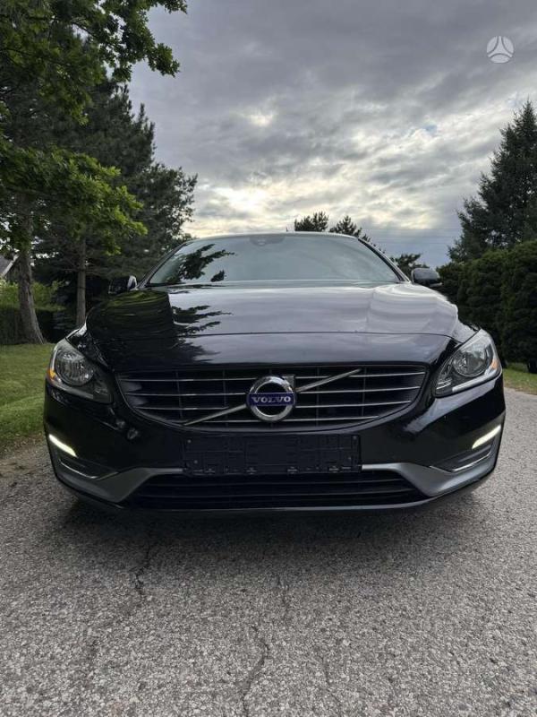 Melns Volvo V60 2014 Alīta, ar dzinēja tilpumu 1.98 L un nobraukumu 270 tūkst. km par 6250 €, foto 2 vietnē AUTOMOTO.COM.LV