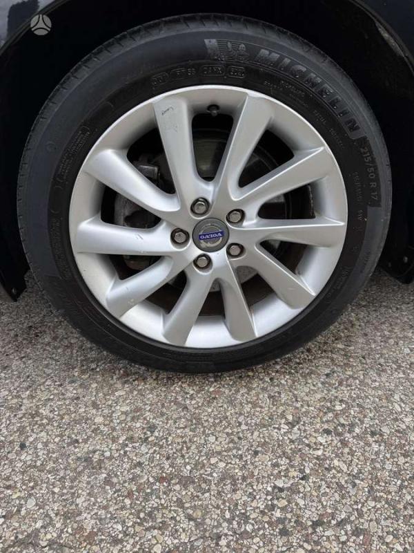 Melns Volvo V60 2014 Alīta, ar dzinēja tilpumu 1.98 L un nobraukumu 270 tūkst. km par 6250 €, foto 5 vietnē AUTOMOTO.COM.LV