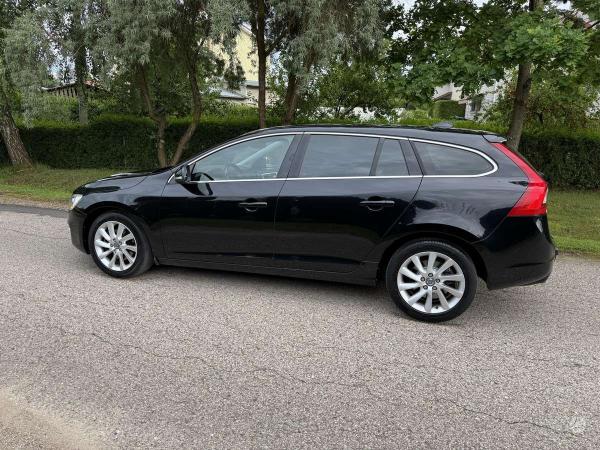 Melns Volvo V60 2014 Alīta, ar dzinēja tilpumu 1.98 L un nobraukumu 270 tūkst. km par 6250 €, foto 6 vietnē AUTOMOTO.COM.LV
