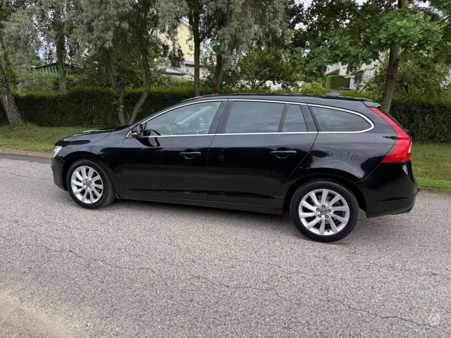 Black Volvo V60 2014 in Alytus, with an engine capacity of 1.98 L and mileage of 270 thousand km for 6250 €, photo 7 on AUTOMOTO.COM.LV
