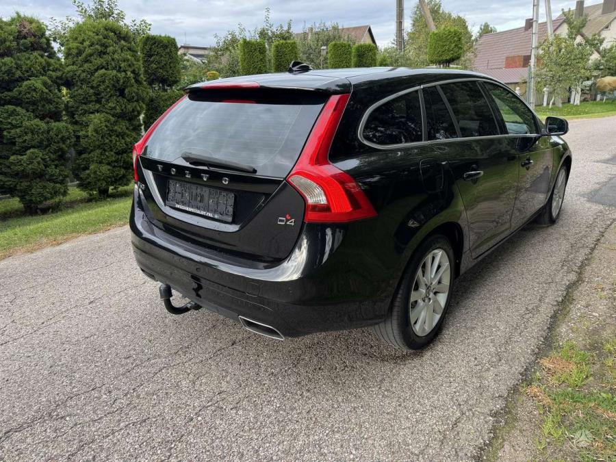 Black Volvo V60 2014 in Alytus, with an engine capacity of 1.98 L and mileage of 270 thousand km for 6250 €, photo 10 on AUTOMOTO.COM.LV