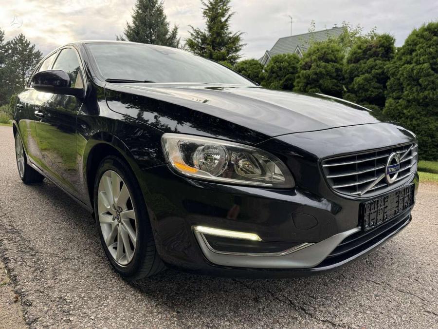 Black Volvo V60 2014 in Alytus, with an engine capacity of 1.98 L and mileage of 270 thousand km for 6250 €, photo 12 on AUTOMOTO.COM.LV