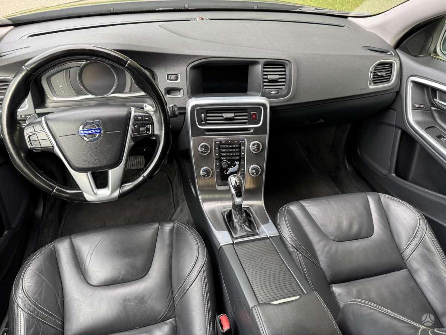 Black Volvo V60 2014 in Alytus, with an engine capacity of 1.98 L and mileage of 270 thousand km for 6250 €, photo 13 on AUTOMOTO.COM.LV