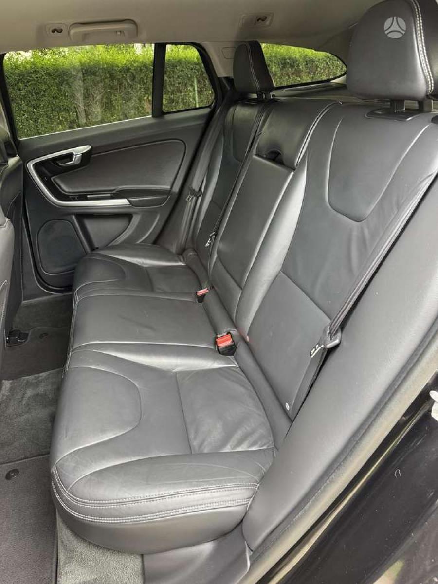 Black Volvo V60 2014 in Alytus, with an engine capacity of 1.98 L and mileage of 270 thousand km for 6250 €, photo 14 on AUTOMOTO.COM.LV