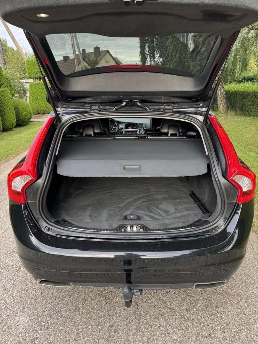 Black Volvo V60 2014 in Alytus, with an engine capacity of 1.98 L and mileage of 270 thousand km for 6250 €, photo 15 on AUTOMOTO.COM.LV