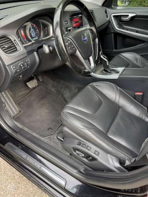 Black Volvo V60 2014 in Alytus, with an engine capacity of 1.98 L and mileage of 270 thousand km for 6250 €, photo 18 on AUTOMOTO.COM.LV