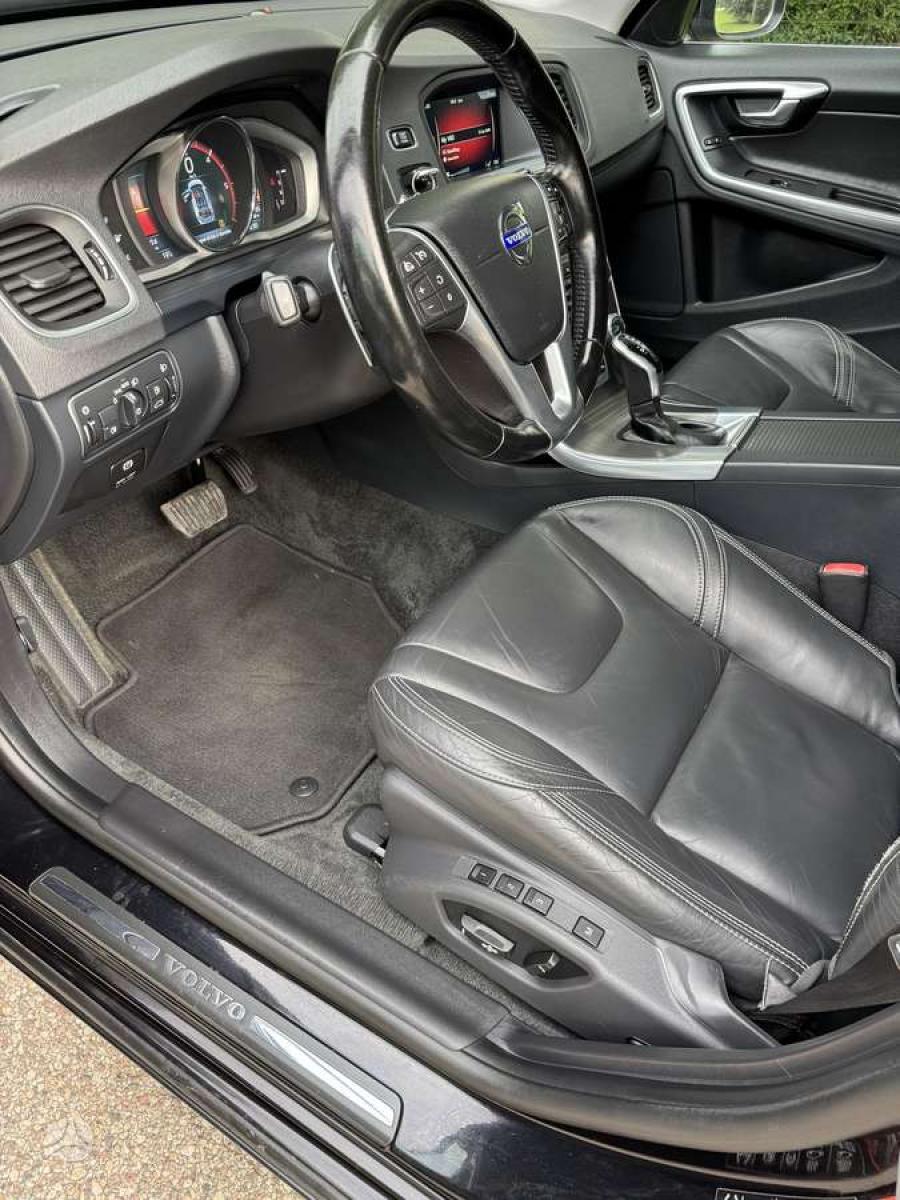 Black Volvo V60 2014 in Alytus, with an engine capacity of 1.98 L and mileage of 270 thousand km for 6250 €, photo 18 on AUTOMOTO.COM.LV