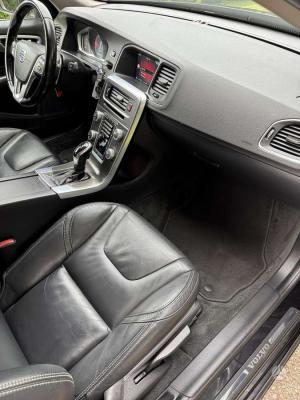 Black Volvo V60 2014 in Alytus, with an engine capacity of 1.98 L and mileage of 270 thousand km for 6250 €, photo 19 on AUTOMOTO.COM.LV