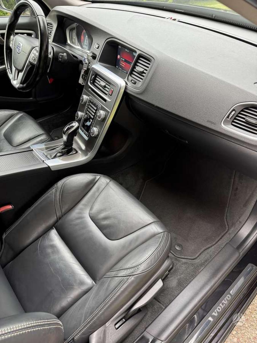 Black Volvo V60 2014 in Alytus, with an engine capacity of 1.98 L and mileage of 270 thousand km for 6250 €, photo 19 on AUTOMOTO.COM.LV