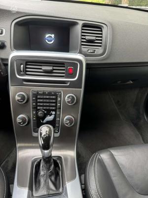 Black Volvo V60 2014 in Alytus, with an engine capacity of 1.98 L and mileage of 270 thousand km for 6250 €, photo 24 on AUTOMOTO.COM.LV