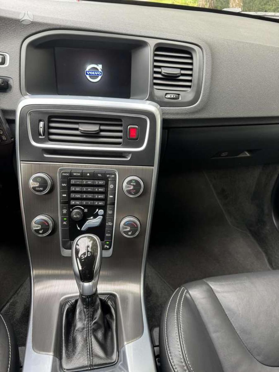 Black Volvo V60 2014 in Alytus, with an engine capacity of 1.98 L and mileage of 270 thousand km for 6250 €, photo 24 on AUTOMOTO.COM.LV
