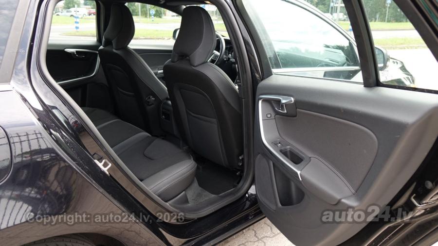 Melns Volvo V60 2014 Tartu, ar dzinēja tilpumu 2.00 L un nobraukumu 213 tūkst. km par 9990 €, foto 13 vietnē AUTOMOTO.COM.LV