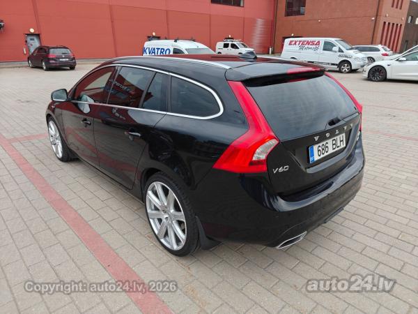 Melns Volvo V60 2014 Tallina, ar dzinēja tilpumu 2.40 L un nobraukumu 204 tūkst. km par 9500 €, foto 5 vietnē AUTOMOTO.COM.LV