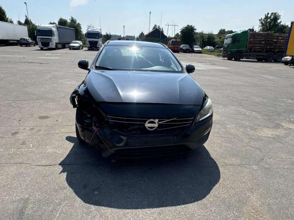 Black Volvo V60 2014 in Siauliai, with an engine capacity of 2.00 L and mileage of 333 thousand km for 2450 €, photo 6 on AUTOMOTO.COM.LV